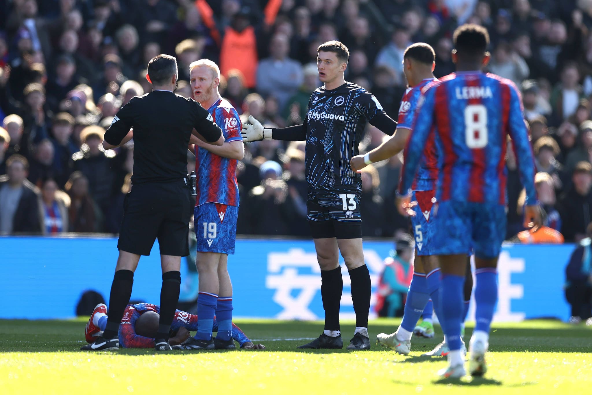 Nach brutalem Foul an Mateta: Millwall-Torwart in sozialen Medien ...