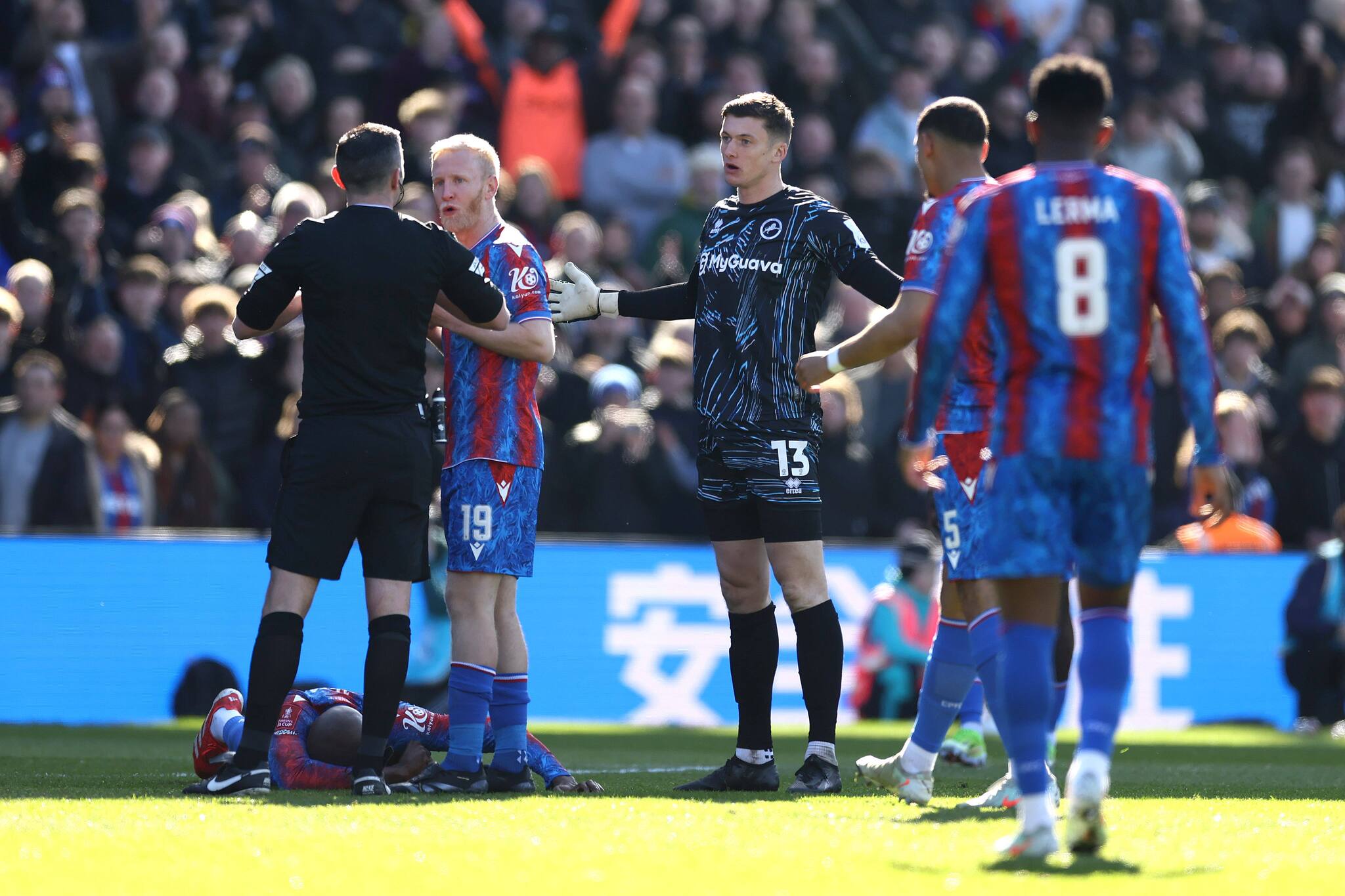 Nach brutalem Foul an Mateta: Millwall-Torwart in sozialen Medien ...