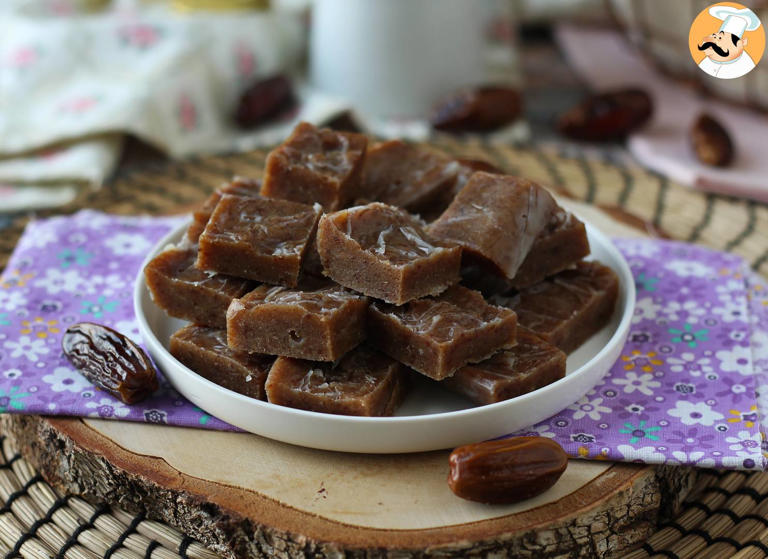 Fudge de dátiles, un bocado de caramelo blando, lleno de energía y sabor