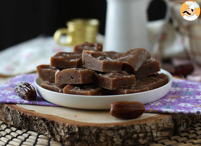 Fudge de dátiles, un bocado de caramelo blando, lleno de energía y sabor