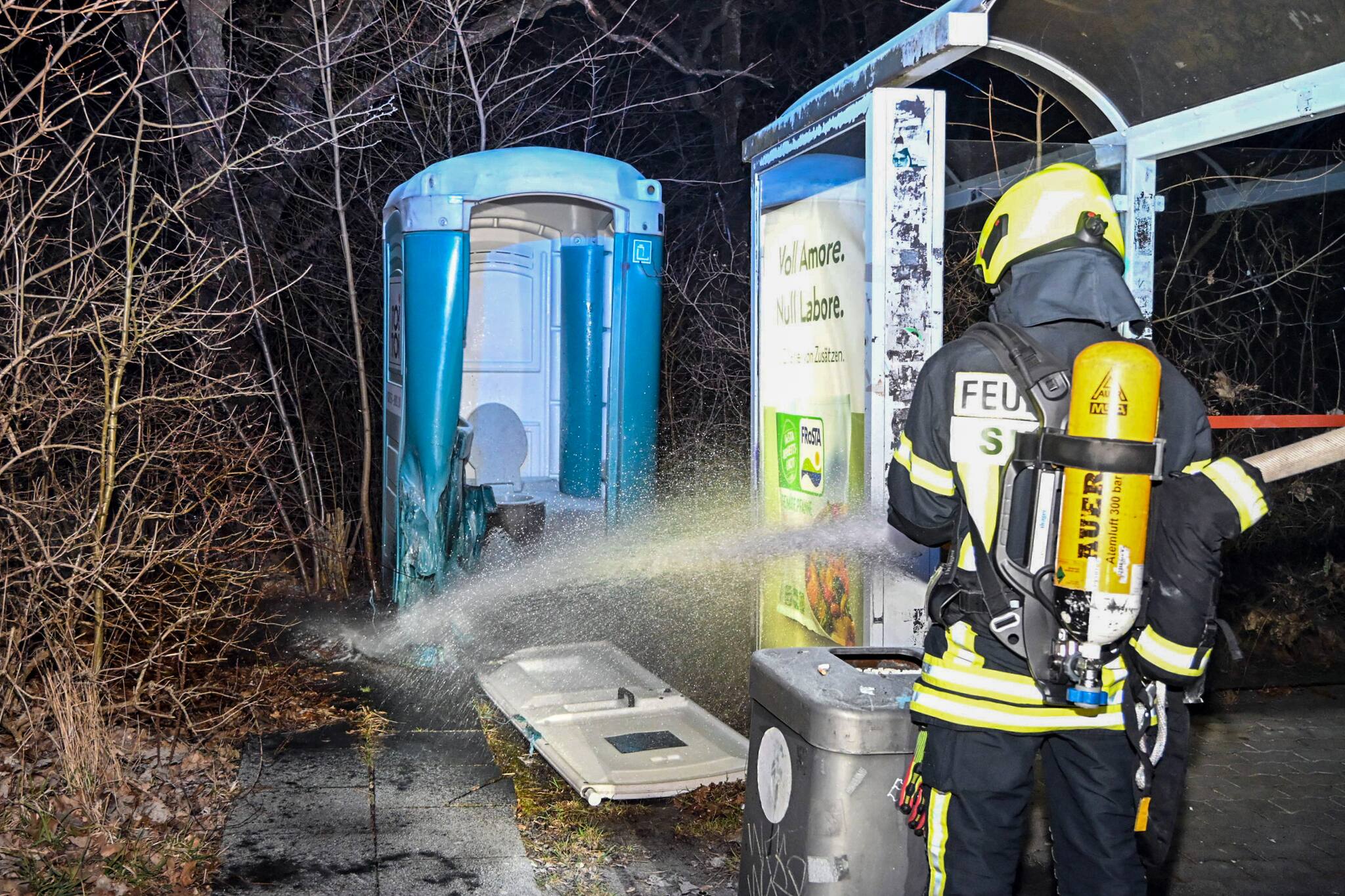 Feuerwehr löscht brennendes Dixi-Klo in Weidenau