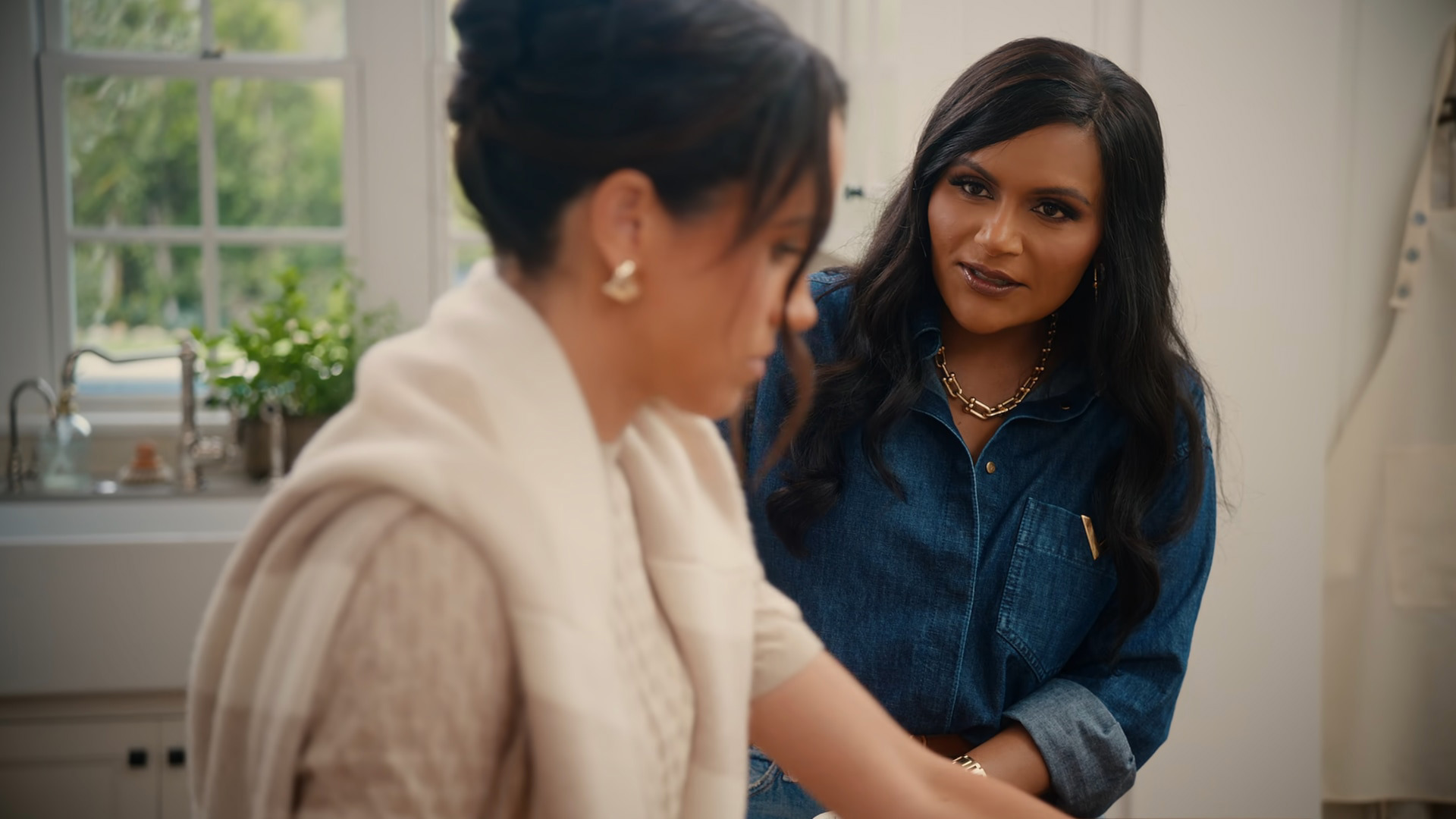 Meghan Markle corrects Mindy Kaling after ignoring her royal name - watch Meghan Markle corrects Mindy Kaling after ignoring her royal name - watch