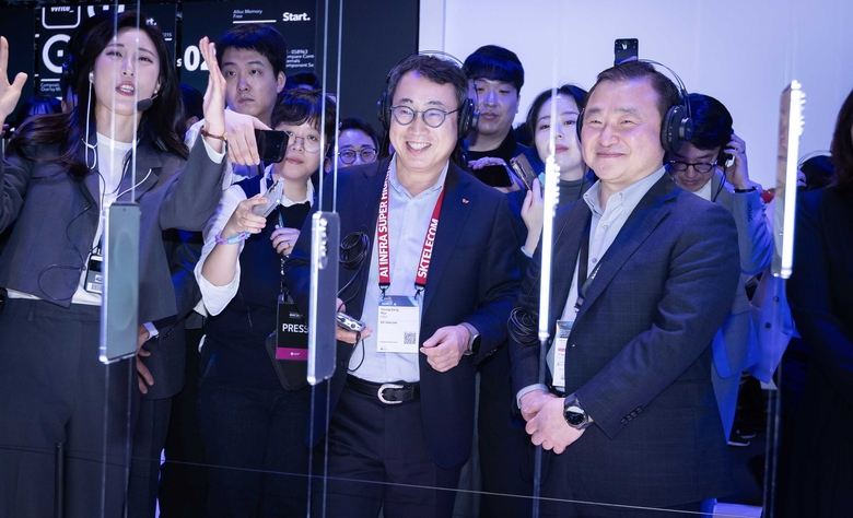 [iN The Scene] MWC25 삼성 전시관 찾은 유영상 SKT CEO