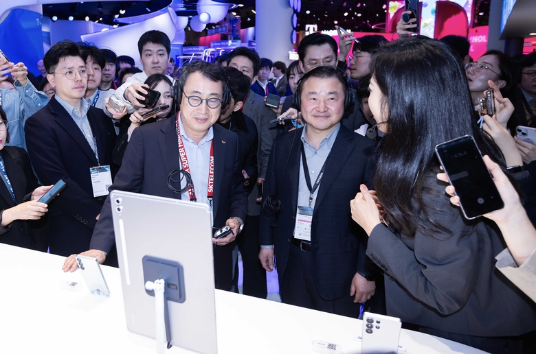 [iN The Scene] MWC25 삼성 전시관 찾은 유영상 SKT CEO