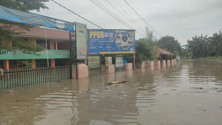 Banjir Parah di Bekasi: Belasan Kecamatan Terendam, Ketinggian Air Capai 2,3 Meter