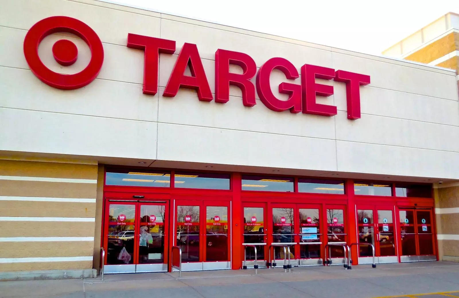 Target’s strong Q4 profit: Target warns about consumer spending decline ...