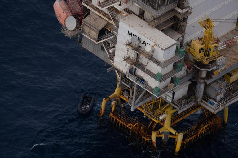 Sea Watch sends ship to rescue migrants stranded on oil rig