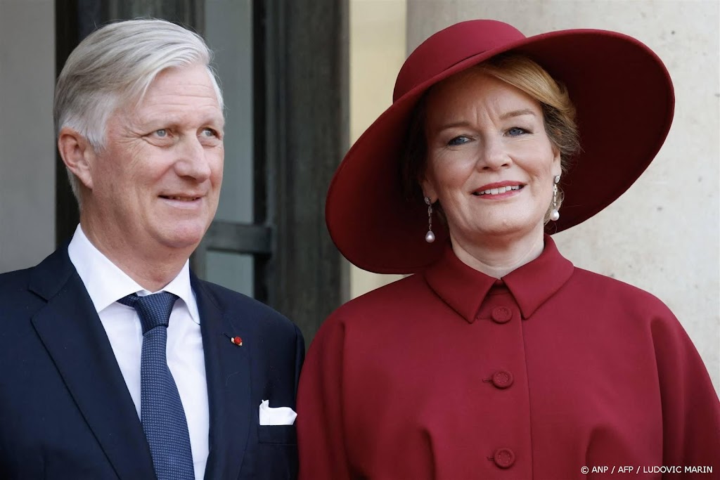 Filip en Mathilde bezoeken circusschool en krijgen goochelles