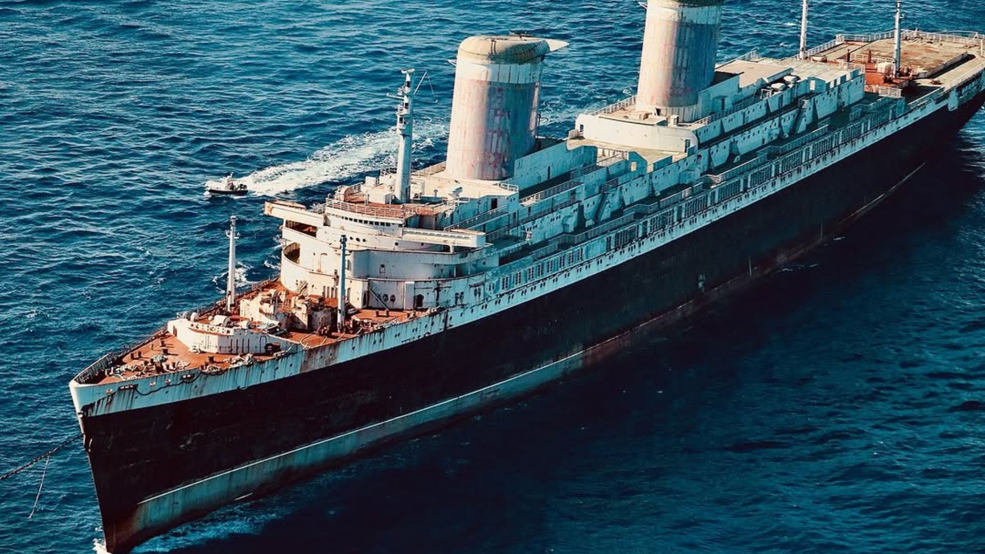 Record-breaking US ship moves closer to sinking as world’s largest ...