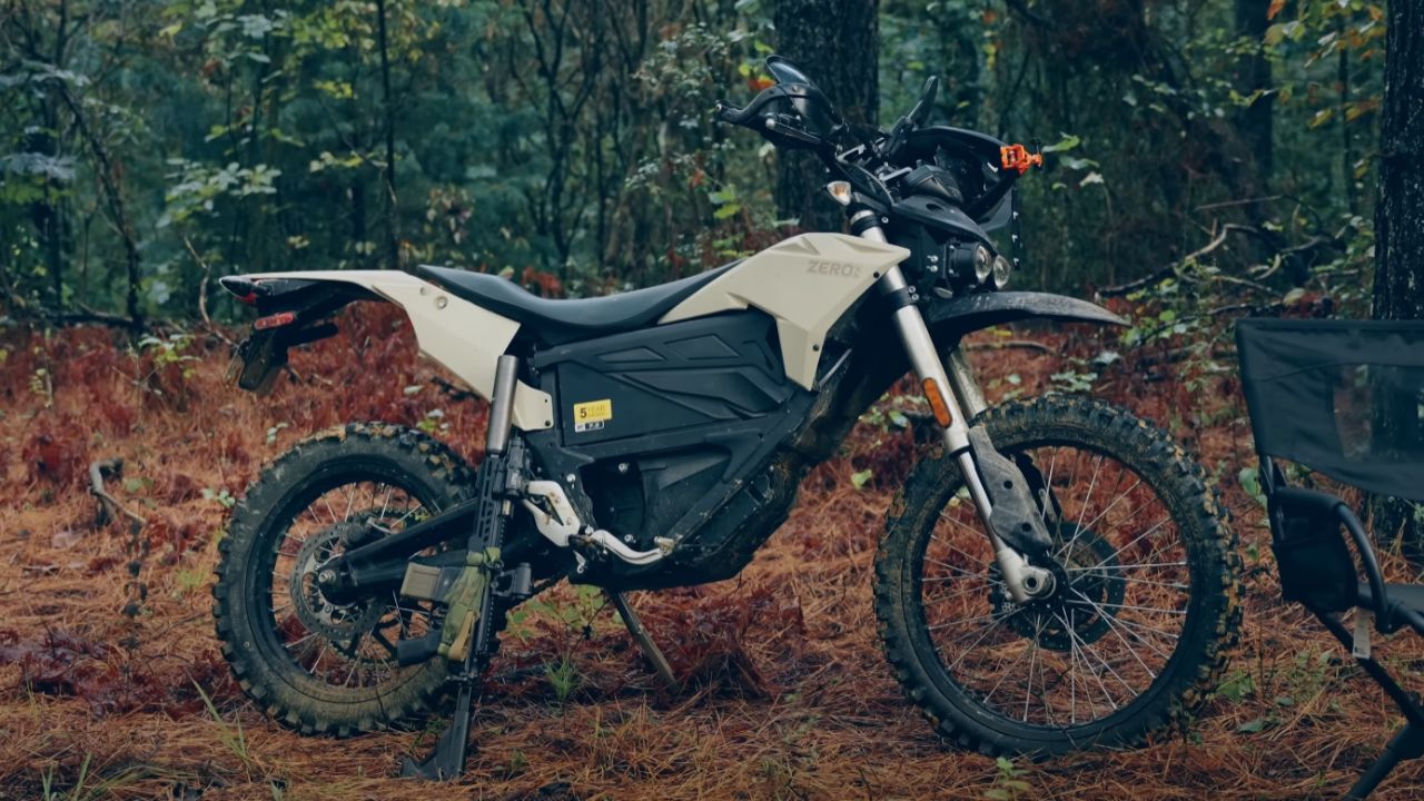 Fører modifiserer elektrisk off-road motorsykkel for å kjøre i totalt ...