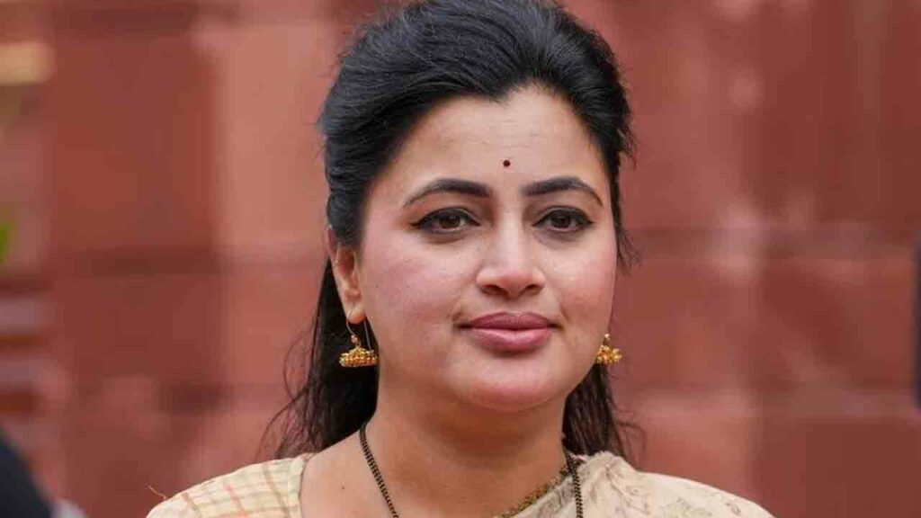 Navneet Rana | ఔరంగజేబ్‌పై ప్రేమ ఉంటే ఇళ్లలో సమాధులు కట్టుకోండి ...