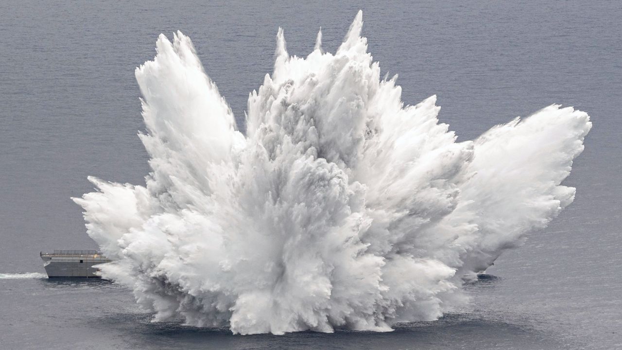 Krigsfartyg i spektakulärt chocktest - se jätteexplosionen