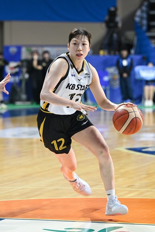 [WKBL PO 리뷰] ‘모에 버저비터’ KB, 우리은행에 역전승 … 승부는 1승 1패