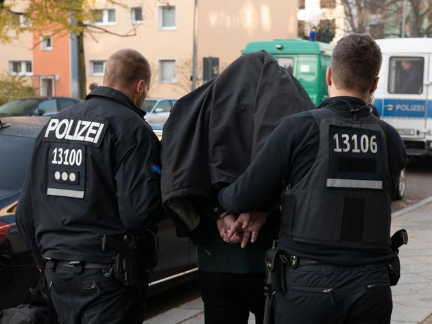 Brandanschläge auf Infrastruktur in und um München – Polizei ermittelt Verdächtige und ...