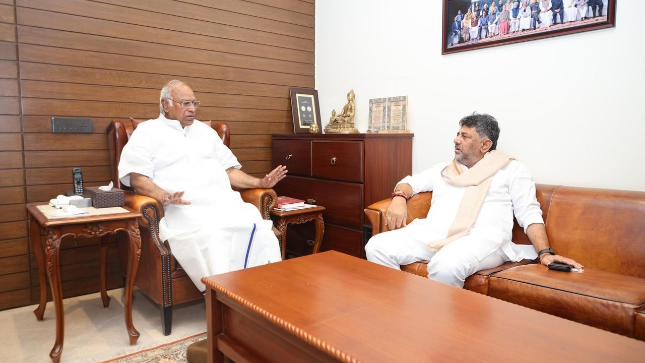 DK Shivakumar meets Mallikarjun Kharge amid Karnataka leadership change buzz