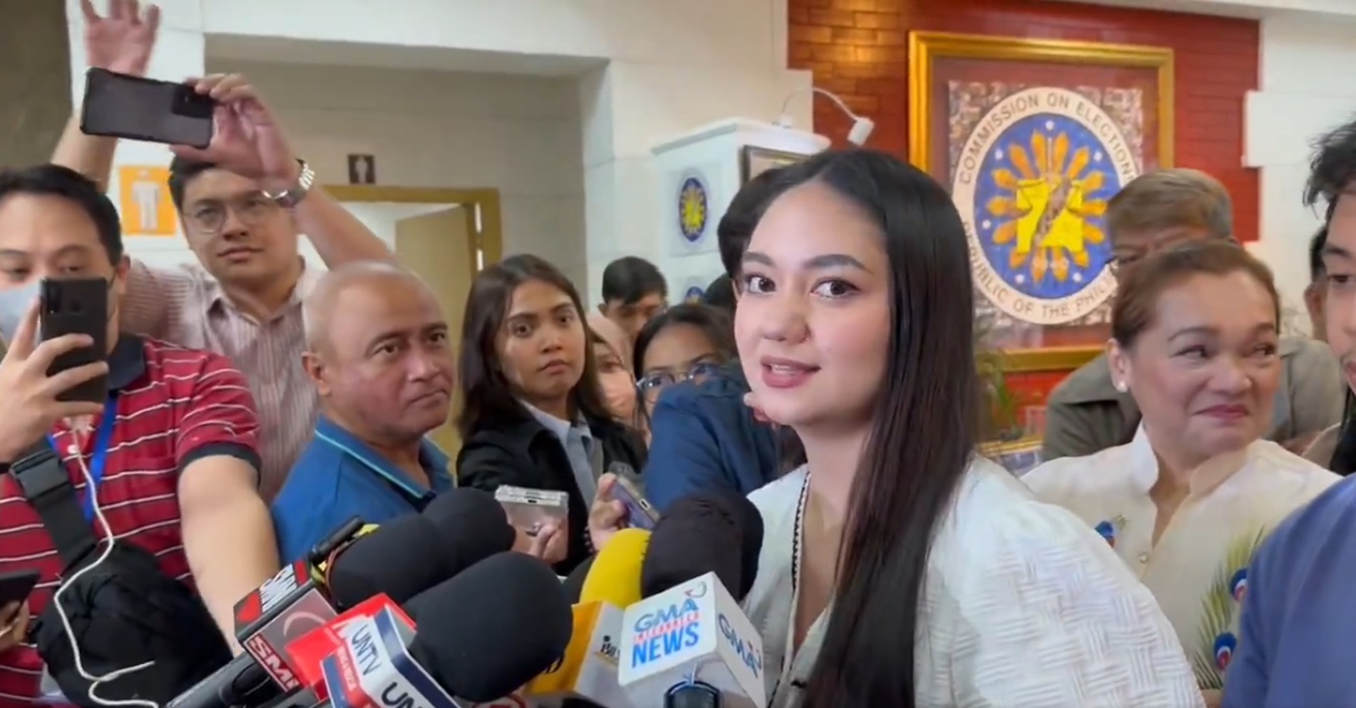 'Showtime' contestant tours Comelec office