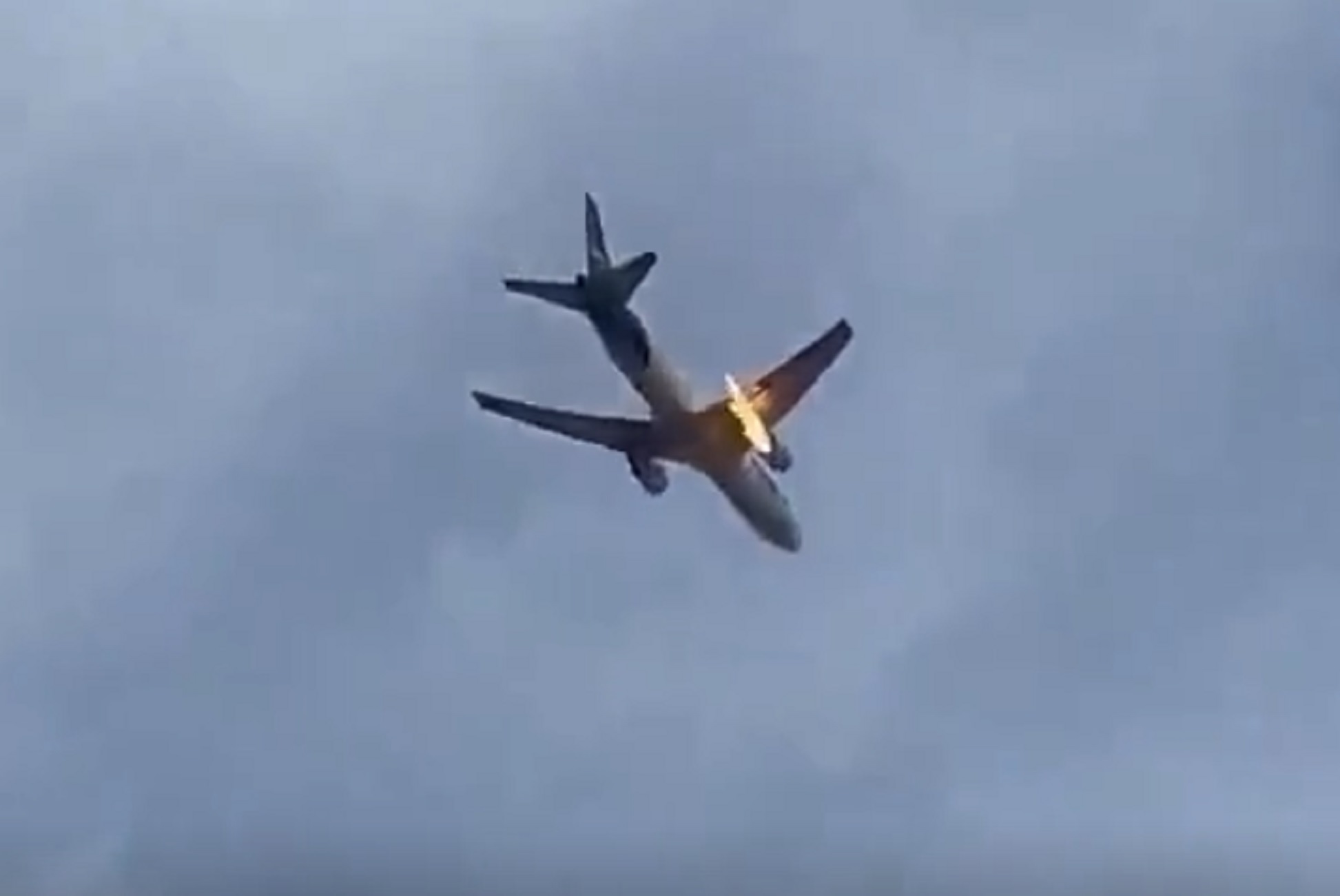 Aereo cargo FedEx prende fuoco dopo il decollo in New Jersey: il video