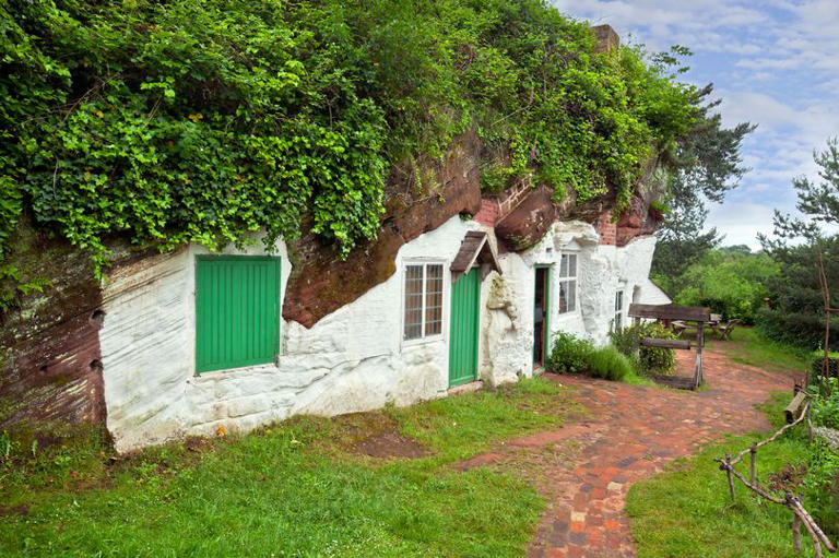 Inside Staffordshire's tiny rock homes where England's last cave people ...