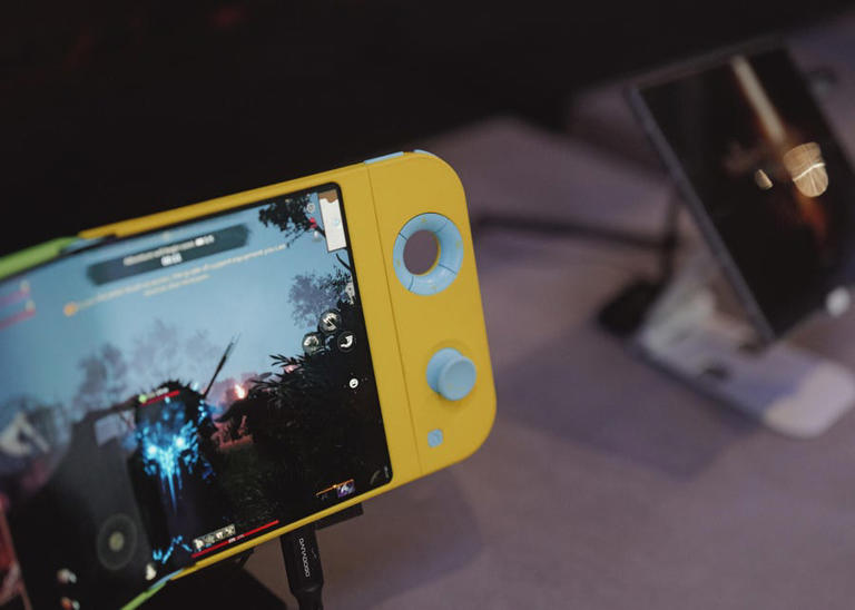 RealMe's Pro 14 Color-Changing Phone Takes a Bath at MWC 2025