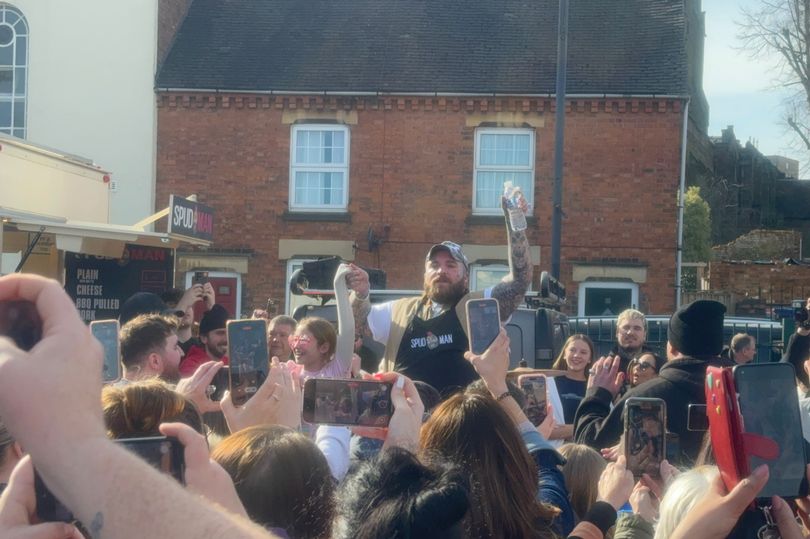Hundreds watch Teddy Swims perform and serve at Spud Man’s wagon in ...