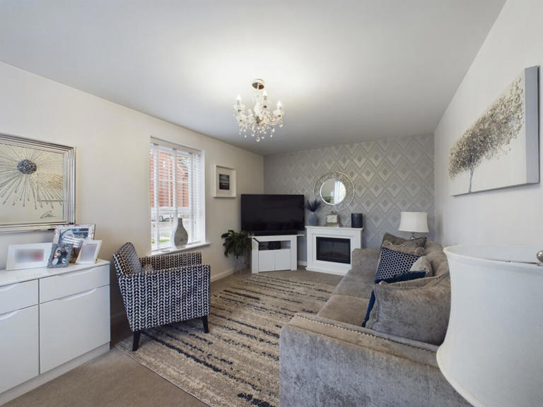 Grand 3 bed Warton family home near BAE Systems with garden summer ...