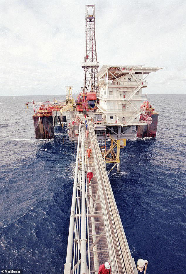 Dozens of shipwrecked migrants stranded on base of Med oil rig