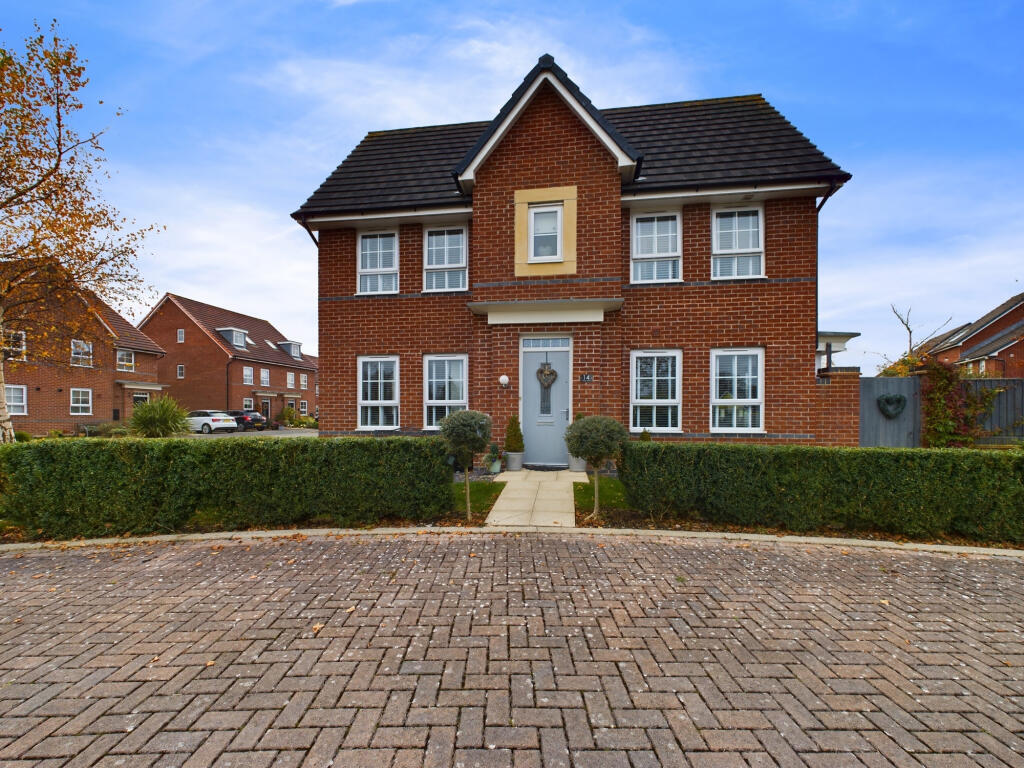 Grand 3 bed Warton family home near BAE Systems with garden summer ...