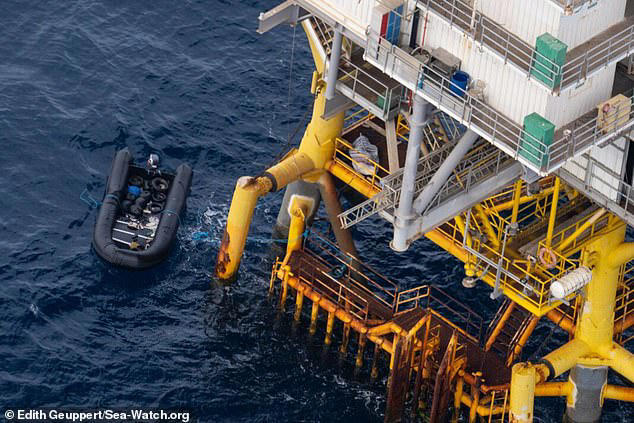 Dozens of shipwrecked migrants stranded on base of Med oil rig