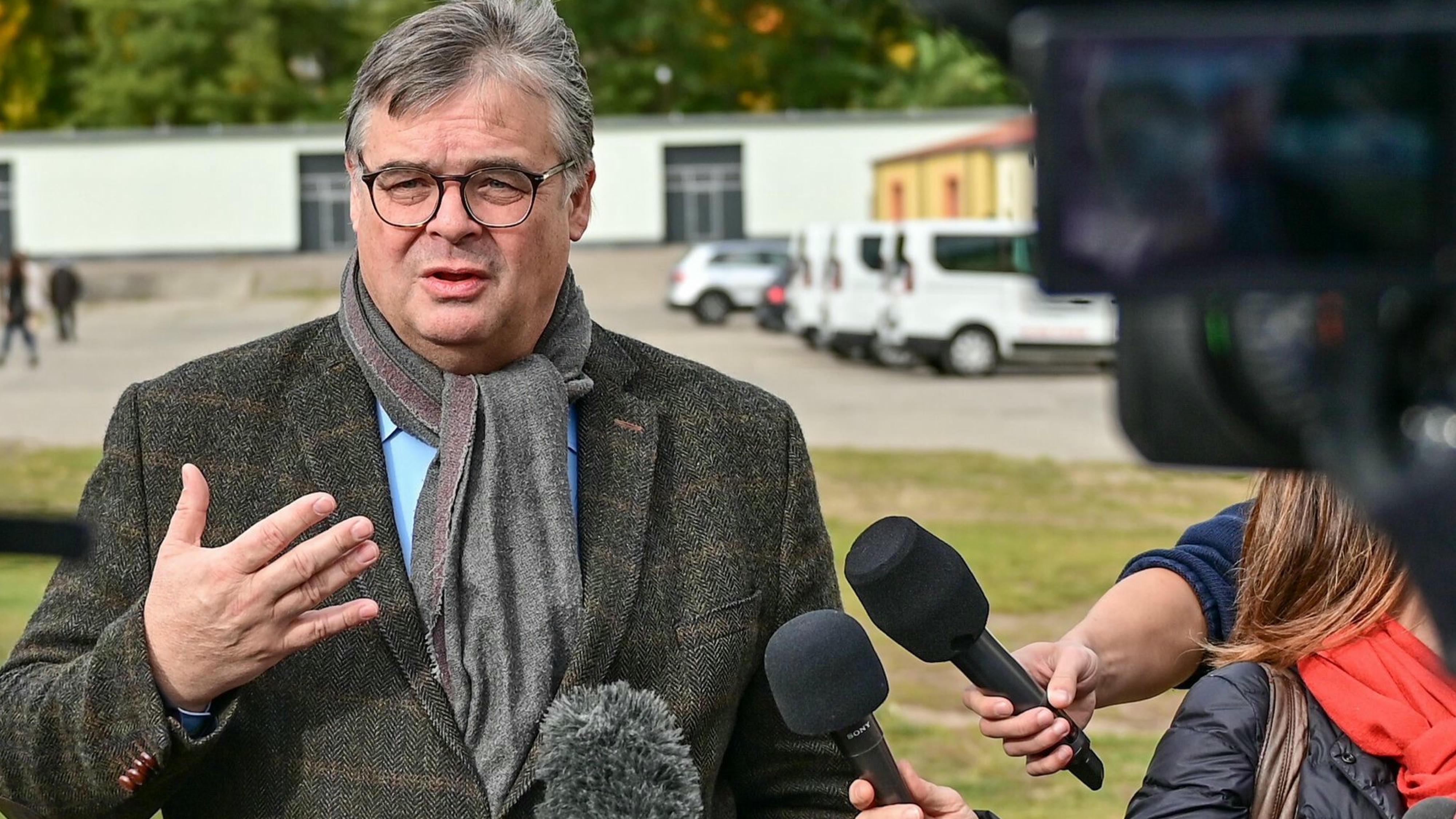 Flüchtlinge aus Afghanistan: Kaum Ortskräfte, unklare Identitäten ...