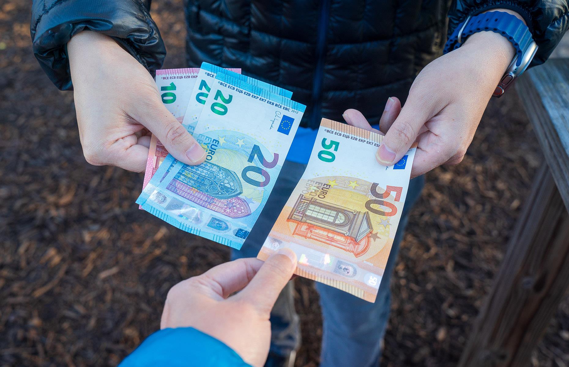 The currencies with the most and least fake cash in circulation
