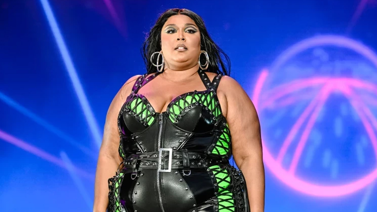 Lizzo Reveals Calorie Deficit & Weight Training as Her Weight Loss ...