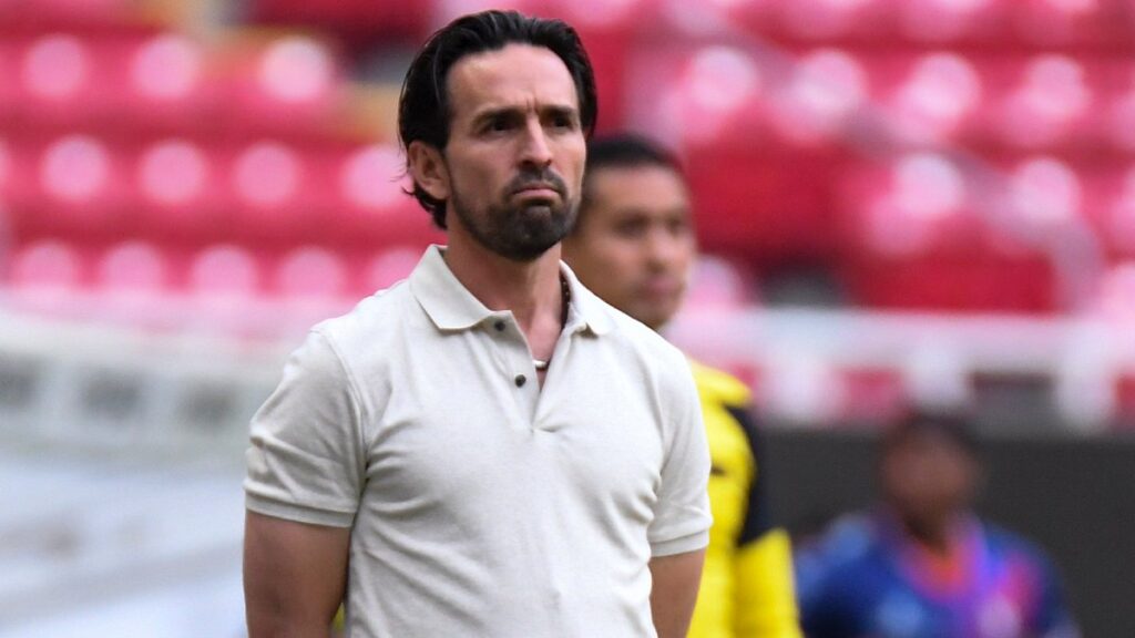 Gerardo Espinoza dirige su primera práctica con Chivas y define a su ...