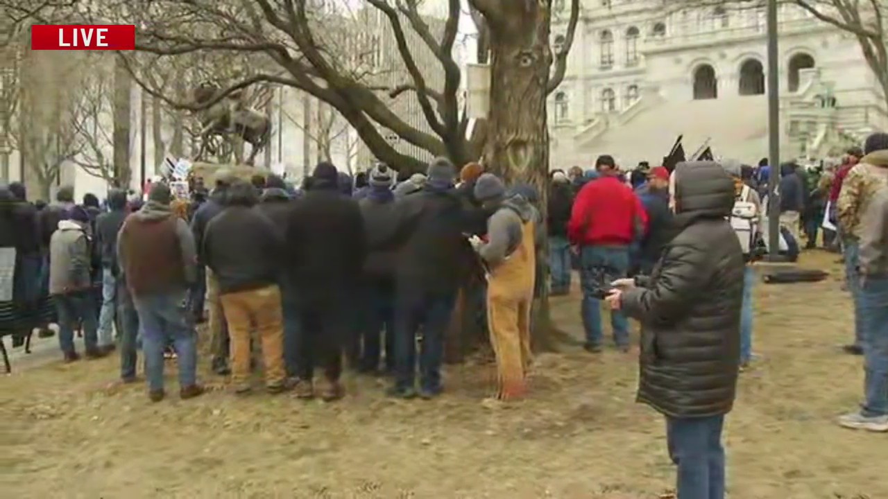 NOON LIVE: Pro Inmate and Pro Correction Officer rallies occur ...