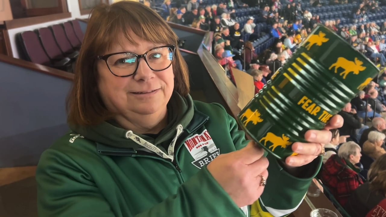 Fans cheer northern Ontario curlers with moose calls