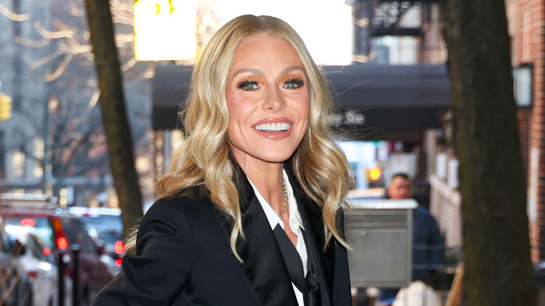 Has Kelly Ripa Had Plastic Surgery? The Cosmetic Procedures She's ...