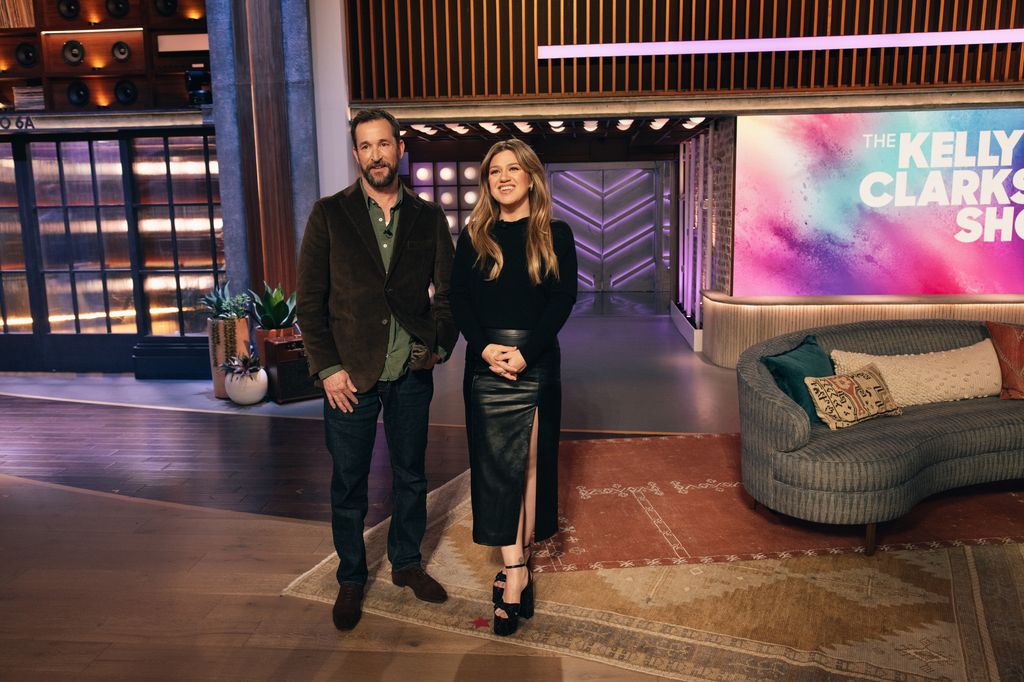 Kelly Clarkson rocks high-slit leather skirt in new photo