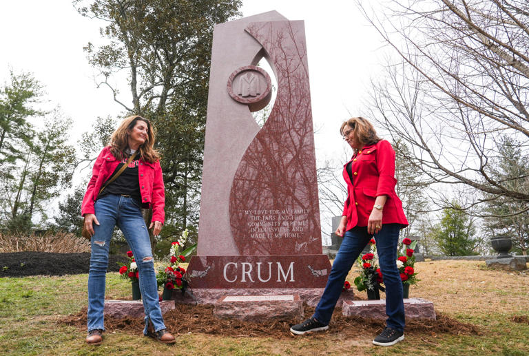 Legendary UofL basketball coach Denny Crum's grave monument unveiled at ...