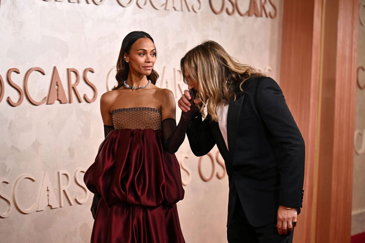 Zoe Saldaña and Husband Marco Perego Saldaña Cuddled Up at the Vanity ...