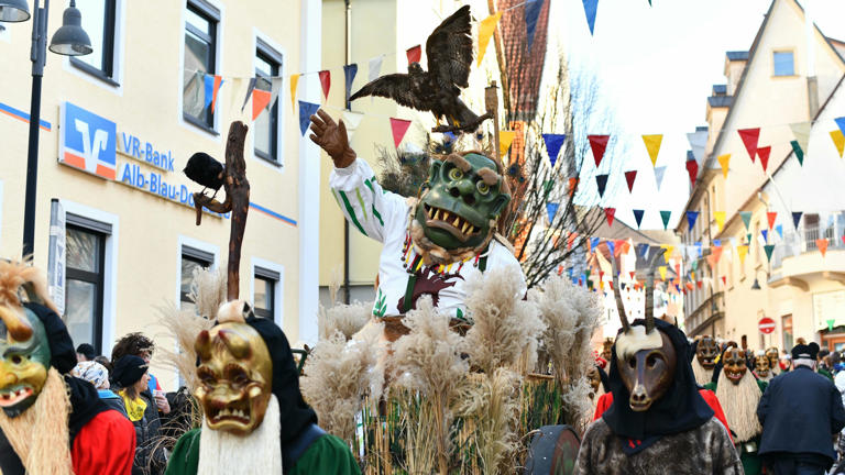 Fasnet in Ehingen: Tausende Narren auf Ehingens Straßen: Wie der große Umzug verlief