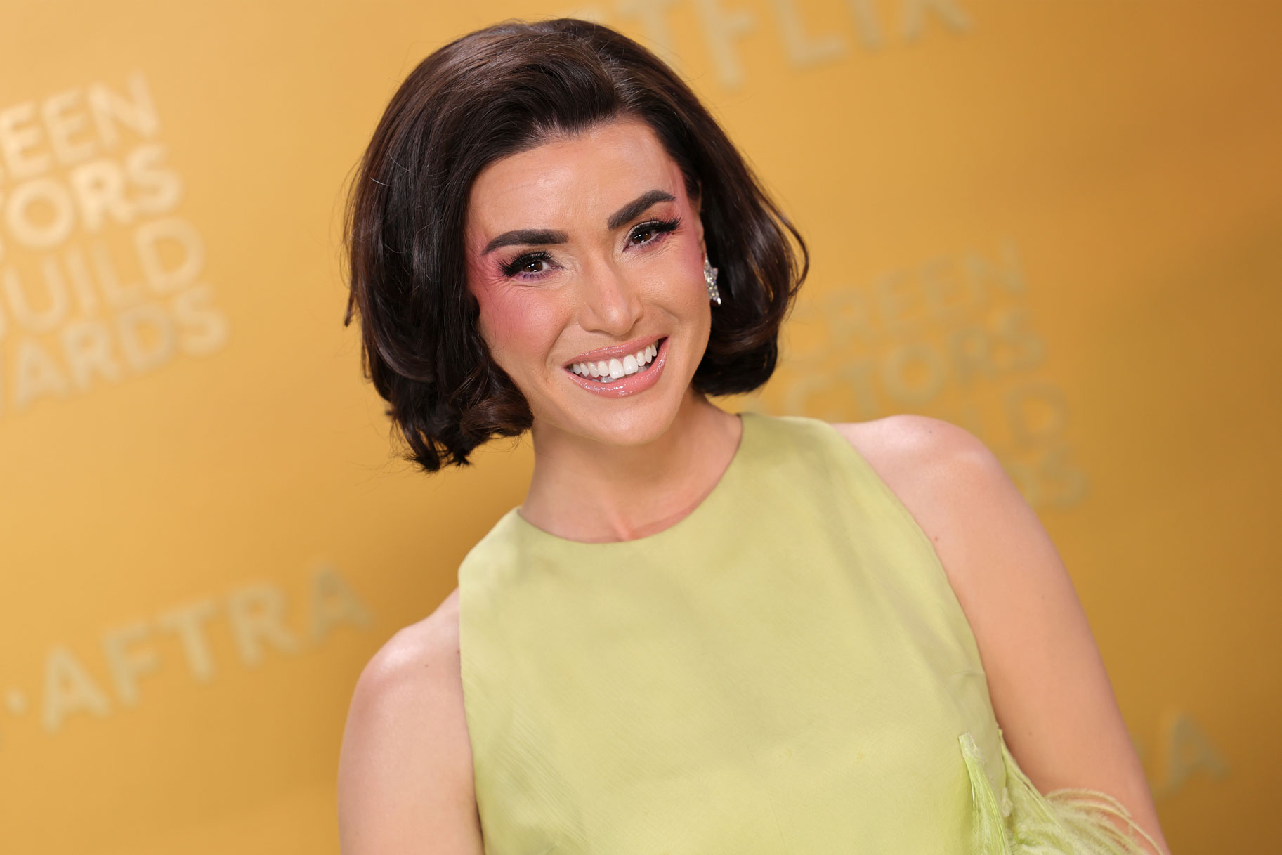 Bronwyn Newport Is Glowing With "No Makeup" and a Subtle Hair Change ...