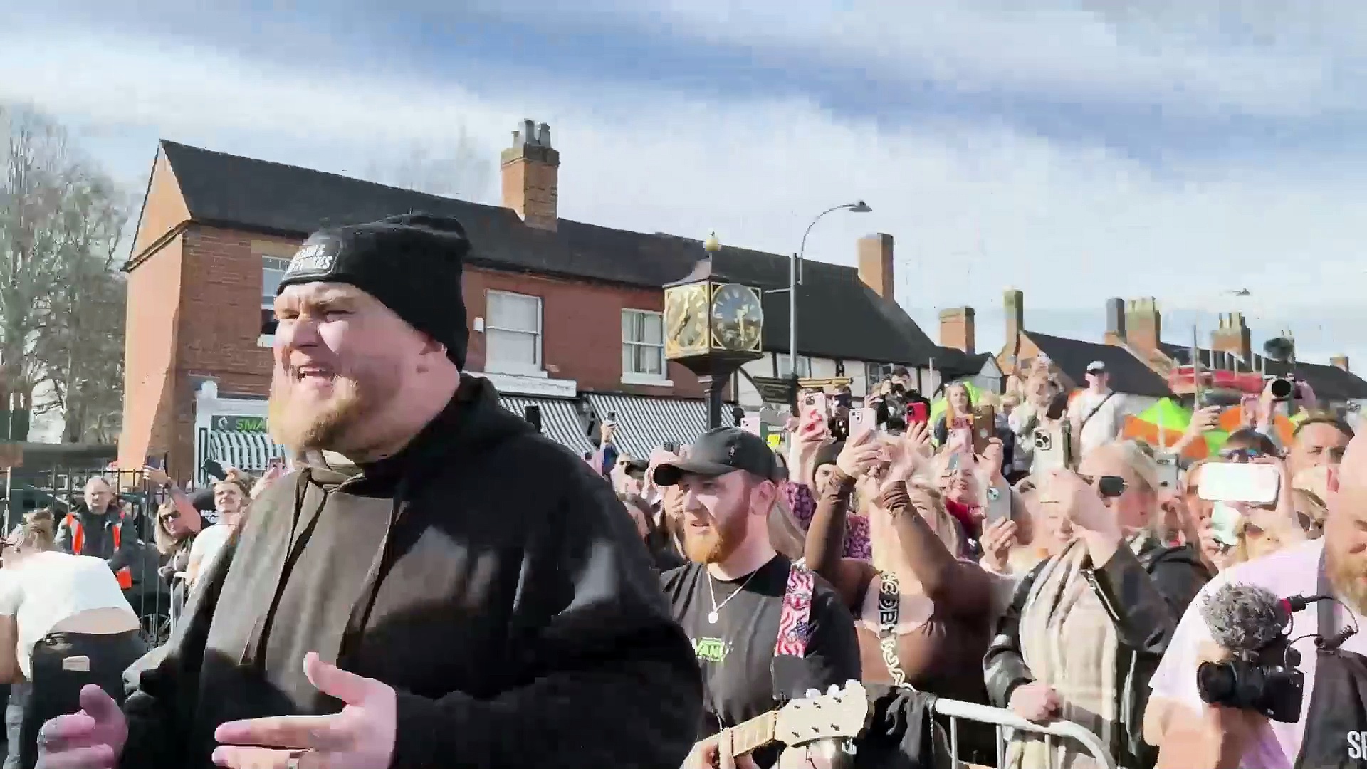 US singer Teddy Swims stuns fans by serving jacket potatoes from ...