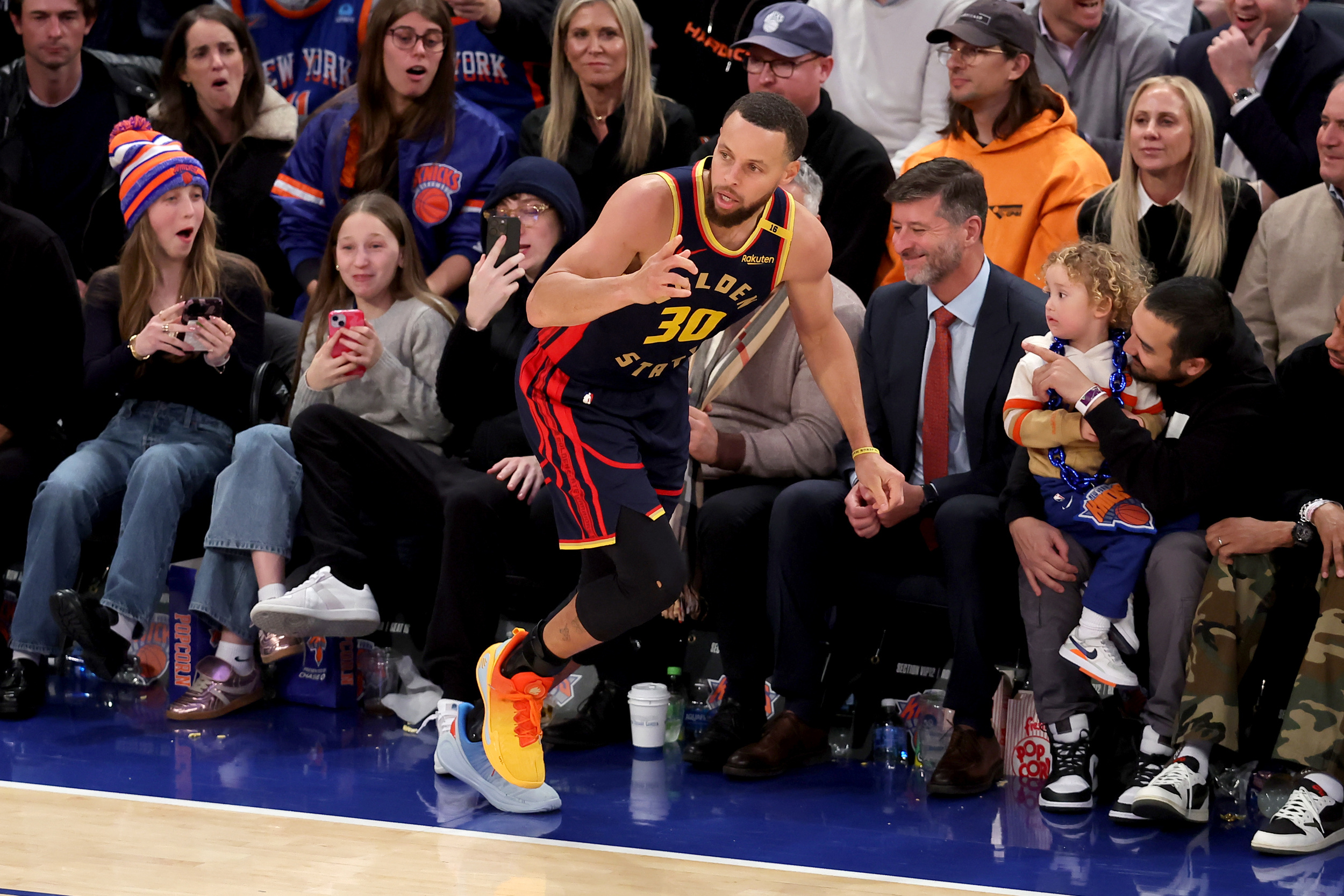Stephen Curry leads Warriors to huge comeback win over Knicks