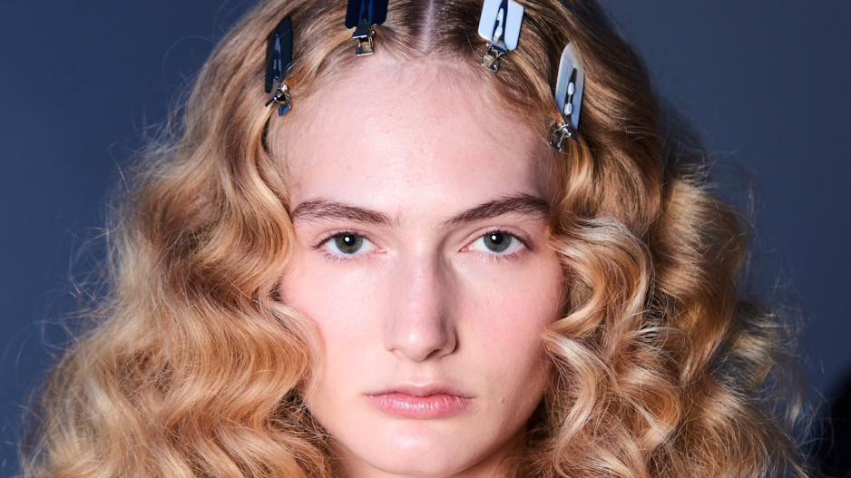 Hair radar 2025: Zachyceny efektní bedhead waves