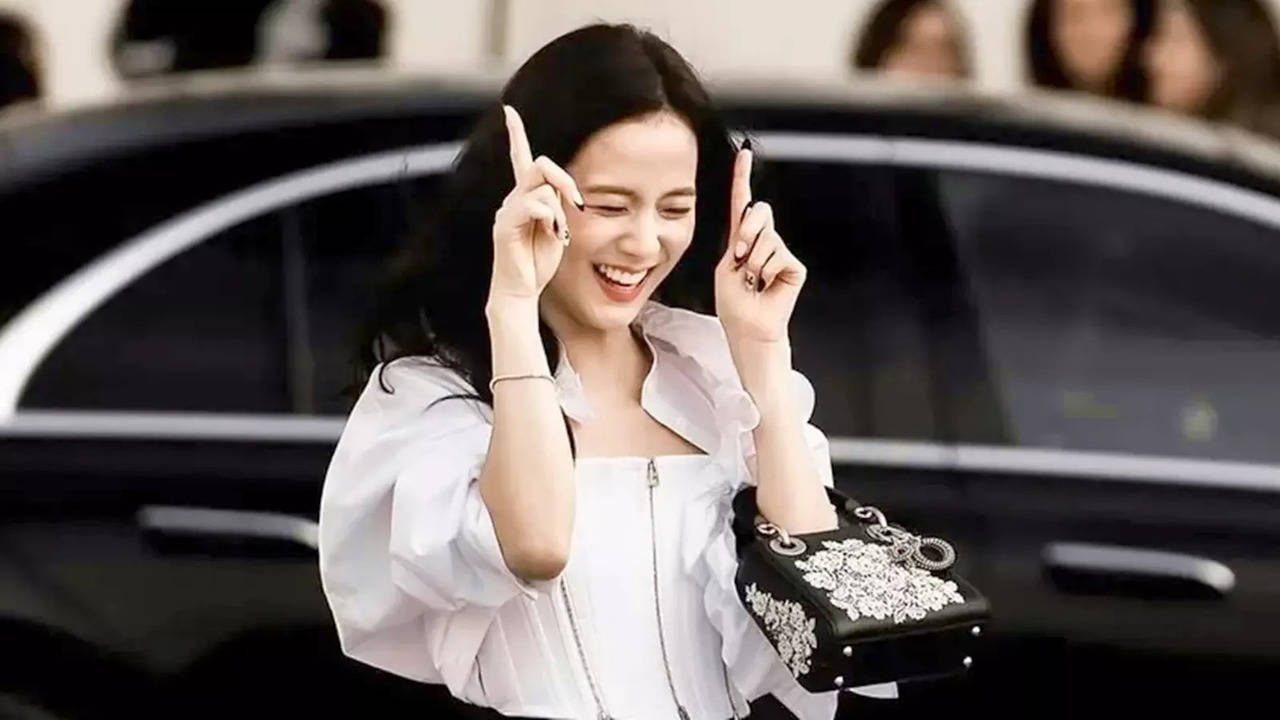 Blackpink's Jisoo Turns Paris Fashion Week Into Her Own Runway, Fans In ...