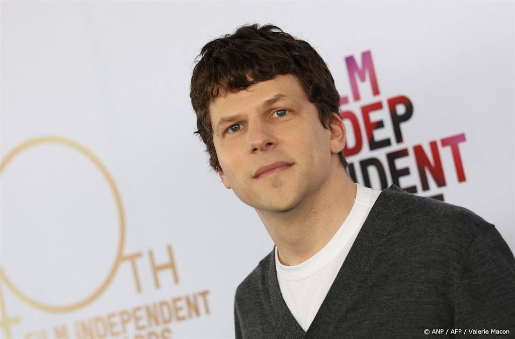 Poolse president schenkt Jesse Eisenberg Pools burgerschap