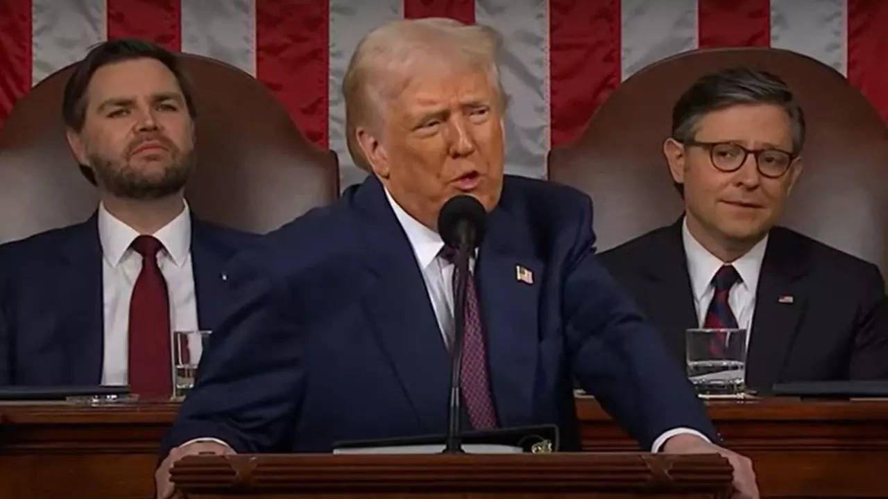 'Stupid Campaign Speech': JD Vance & Speaker Johnson's Hot Mic Moment ...