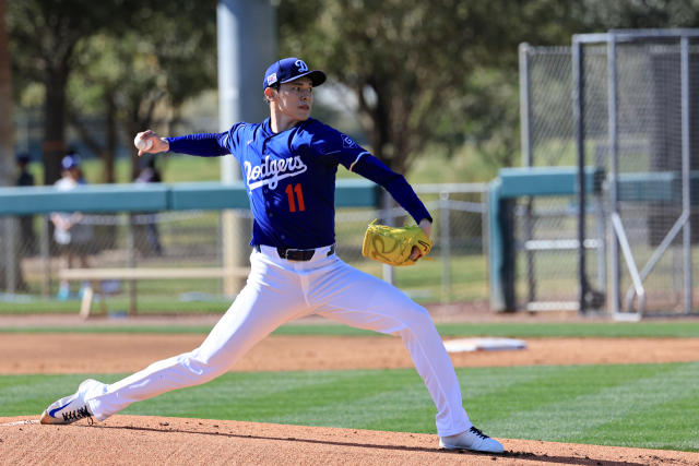 다저스 사사키, 160㎞ 강속구 뿌리며 MLB 시범경기 데뷔…3이닝 5K