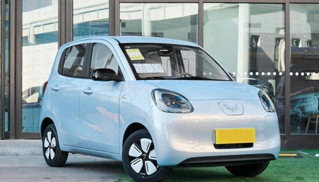 代步车新选择，4.48万起售，标配快充，带你看宏光MINIEV四门版