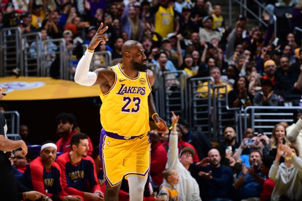 LeBron James returns from groin injury in loss to Bulls