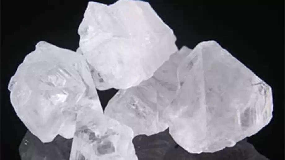 Should you apply alum on your face or not, know how it affects your skin